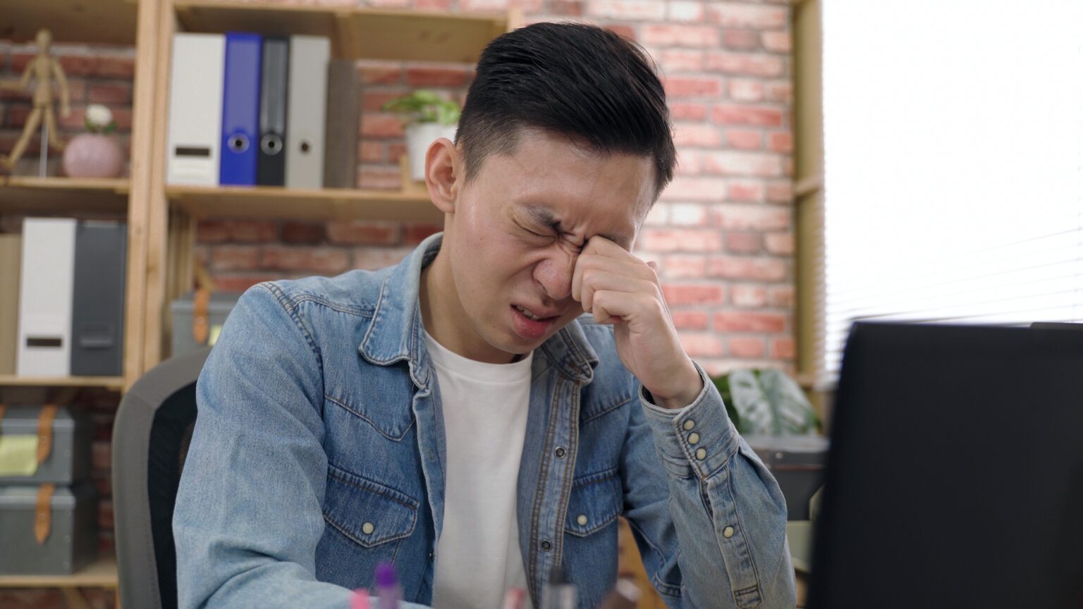 Why Does My Eye Feel Bruised When I Blink? - Healthcare Associates of Texas